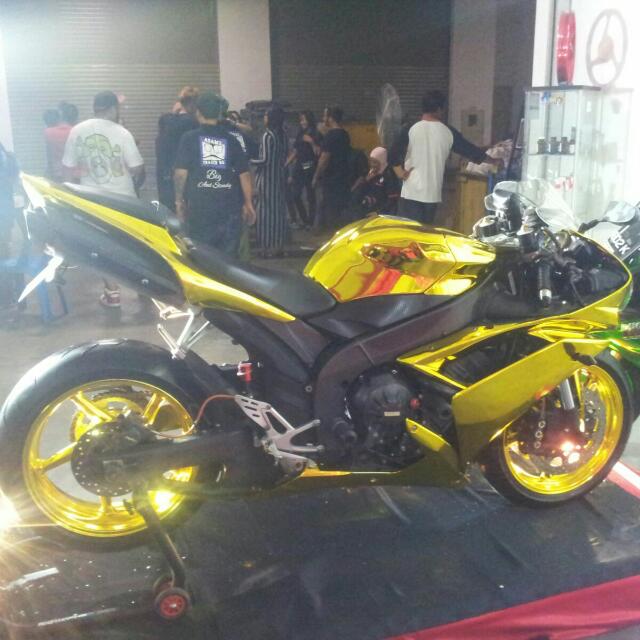 First Full Gold Chrome Yamaha R1 In Singapore Spray On Chrome And Not ...