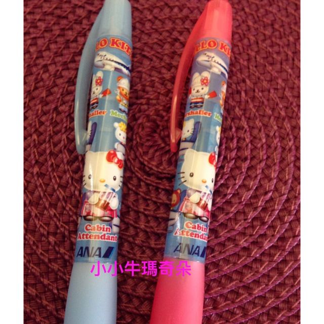 ~小小牛瑪奇朵~ANA全日空& 三麗鷗Hello Kitty聯名款原子筆與自動鉛筆組, 家具及居家用品, 廚具和餐具, 餐具和餐具在旋轉拍賣