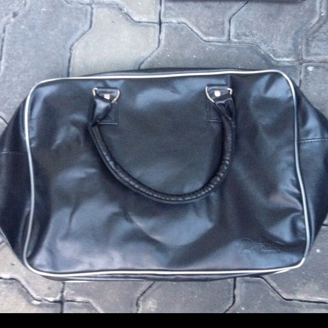 Shell Helix Sports Travel Bag, Men's Fashion, Bags, Sling Bags on Carousell