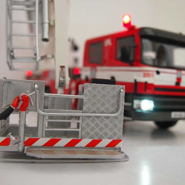 Masterpiece Collectibles 1:32 Combined Platform Ladder (CPL) SCDF Fire ...