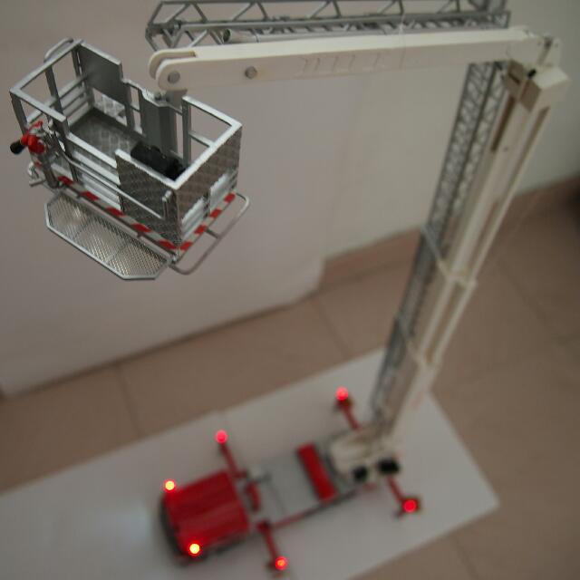 Masterpiece Collectibles 1:32 Combined Platform Ladder (CPL) SCDF Fire ...