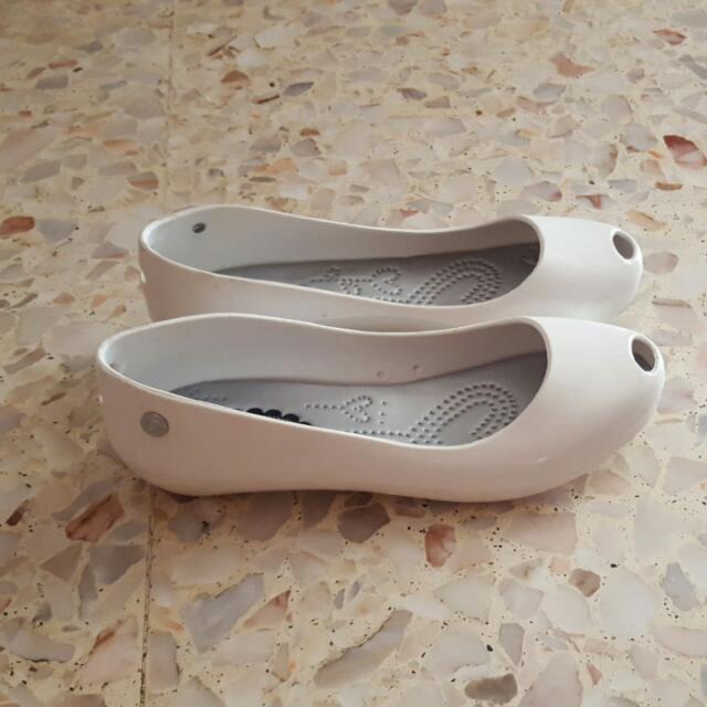 Monobo White Pump (Reserved), Women's Fashion, Tops, Other Tops on ...