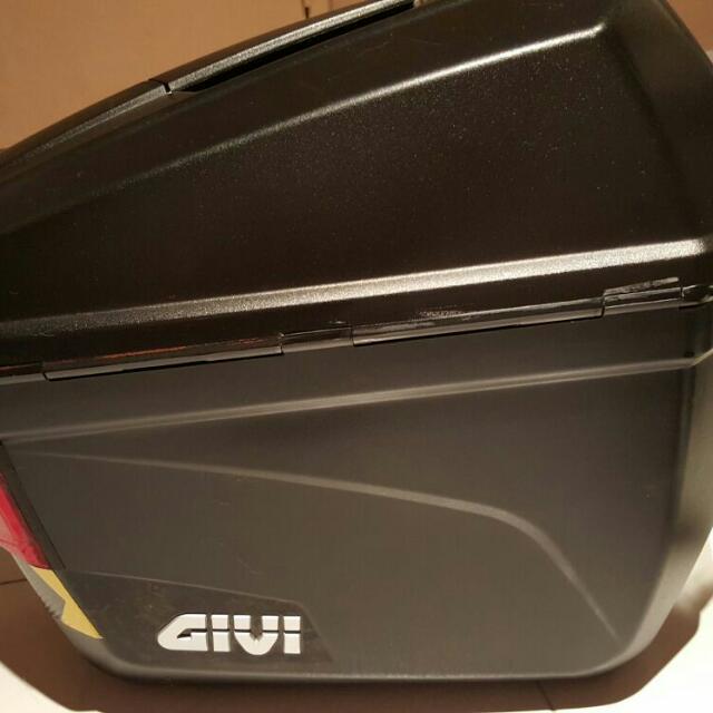 Used GIVI E22 Side Panniers With Givi Universal Rack SB2000, Car ...
