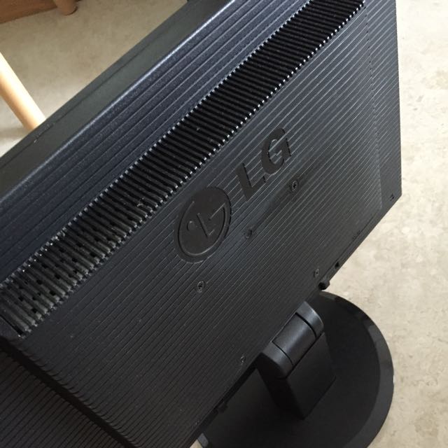 20.4" TFT LG Monitor - Full HD!, Hobbies & Toys, Toys & Games on Carousell