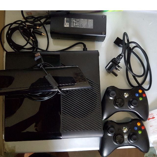 Xbox 360 4GB + Kinect (extra wireless Xbox controller), TV & Home ...