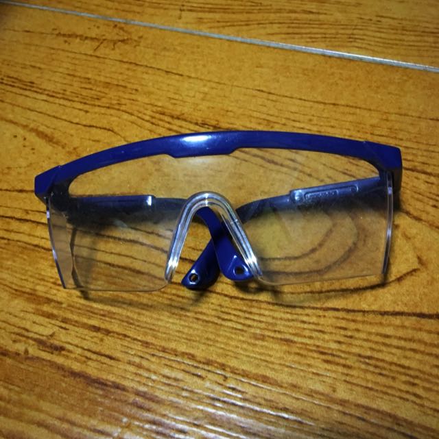 QUEBEE Safety Goggles on Carousell