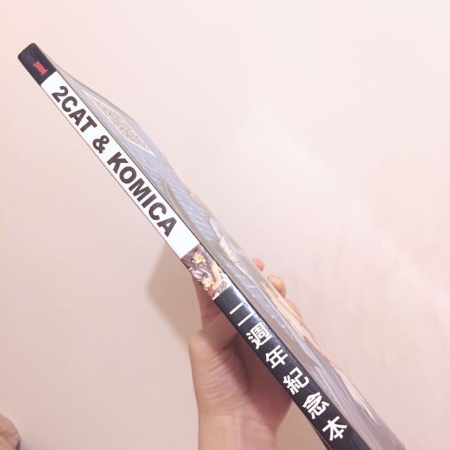 2cat & komica 二週年紀念本, 興趣及遊戲, 收藏品及紀念品, 日本明星 - Carousell