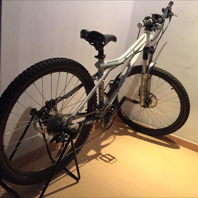 GT Avalanche 1.0 Disc MTB, Sports Equipment, Bicycles & Parts, Bicycles ...