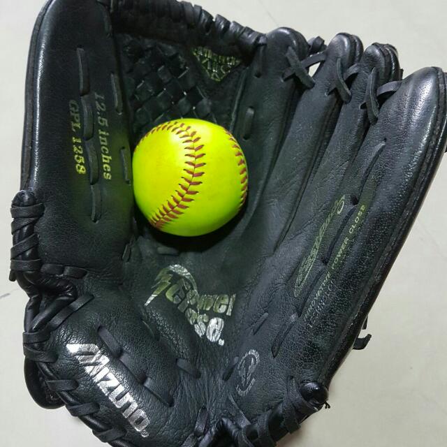 Mizuno softball Glove, Sports Equipment, Sports & Games, Racket & Ball ...
