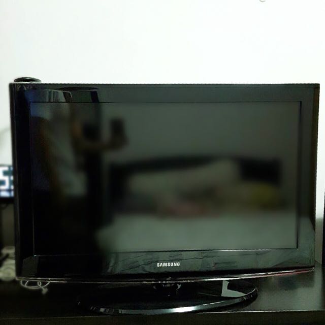 Samsung 32" LCD TV (2009 Model), TV & Home Appliances, TV & Entertainment, TV on Carousell
