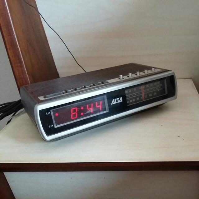 Vintage Retro Faux Woodgrain Digital Clock With Radio, Hobbies & Toys ...