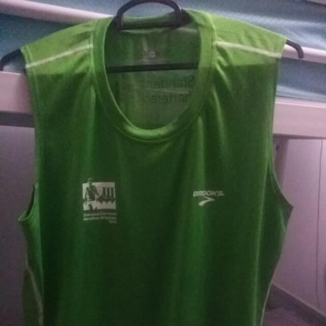 2016 Brooks M sized Standard Chartered Marathon Singlet, Men's Fashion ...