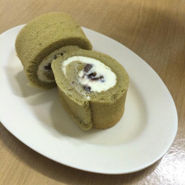 Matcha ( green tea ) swiss roll cake, Food & Drinks, Packaged & Instant ...