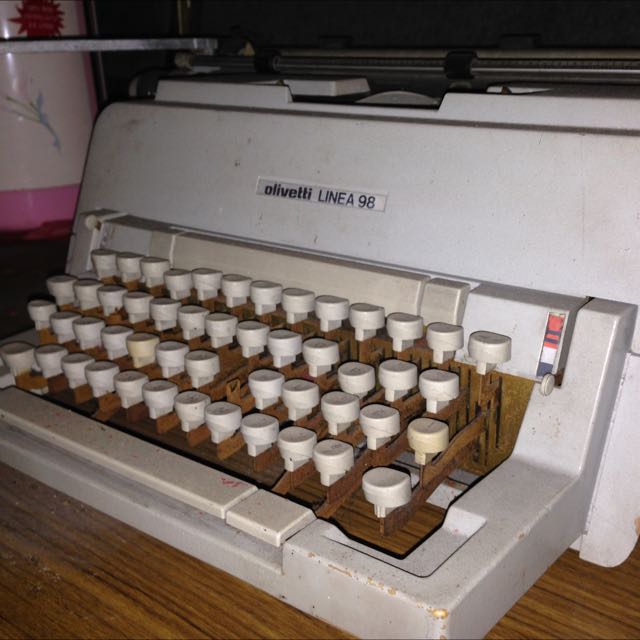 Olivetti LINEA 98 Typewriter, Furniture & Home Living, Home Decor ...