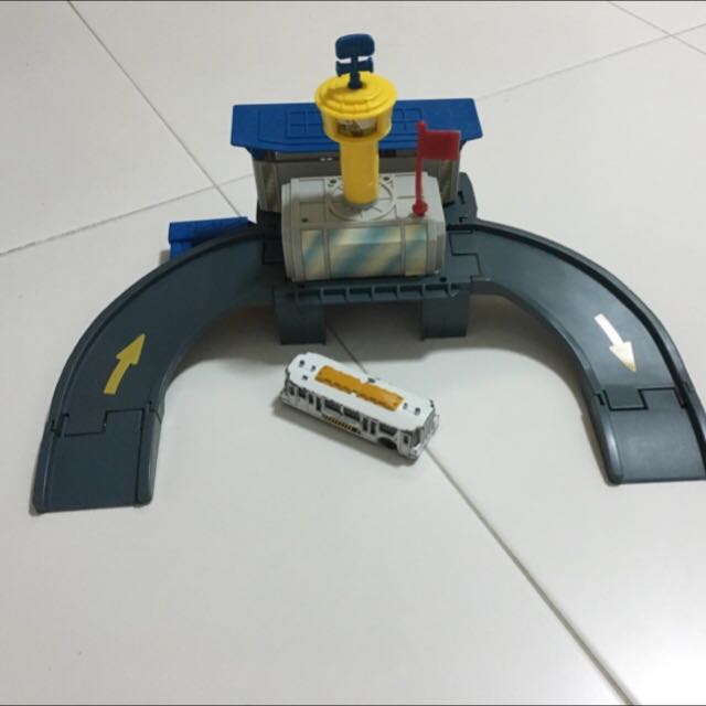 Fast Lane Dyna City Playset - Airport, Toys & Games, Bricks & Figurines ...