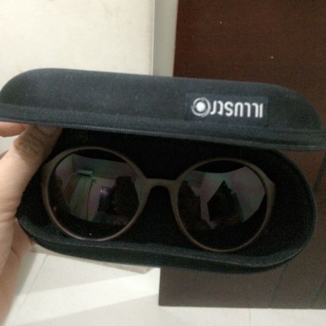 Kacamata illustro Bu Optic Melawai, Fesyen Wanita di Carousell