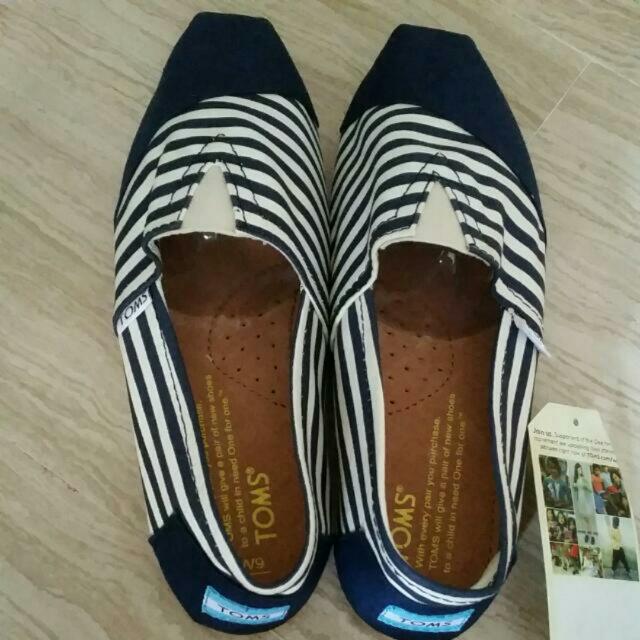 Toms Shoes With Labels, Women's Fashion, Footwear, Sneakers on Carousell