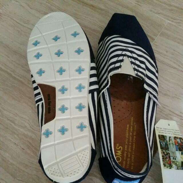 Toms Shoes With Labels, Women's Fashion, Footwear, Sneakers on Carousell