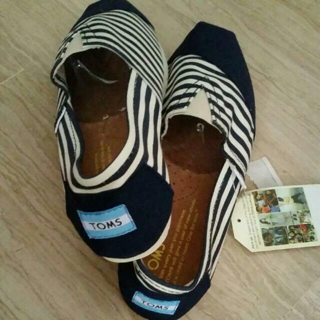 Toms Shoes With Labels, Women's Fashion, Footwear, Sneakers on Carousell