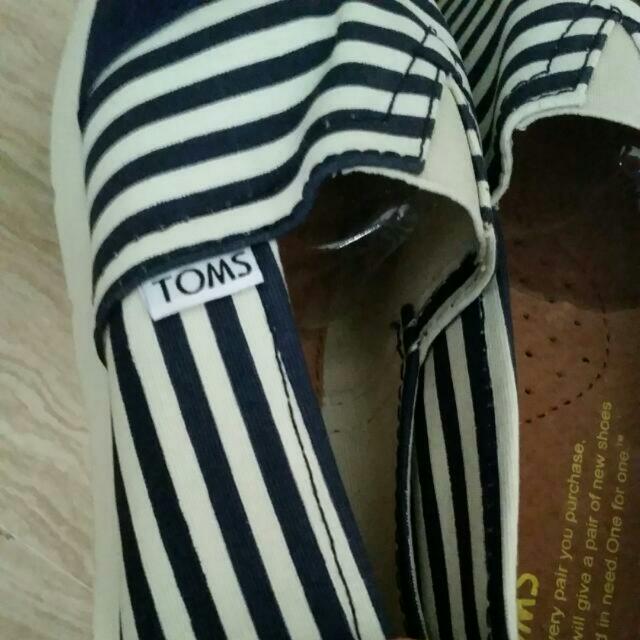 Toms Shoes With Labels, Women's Fashion, Footwear, Sneakers on Carousell