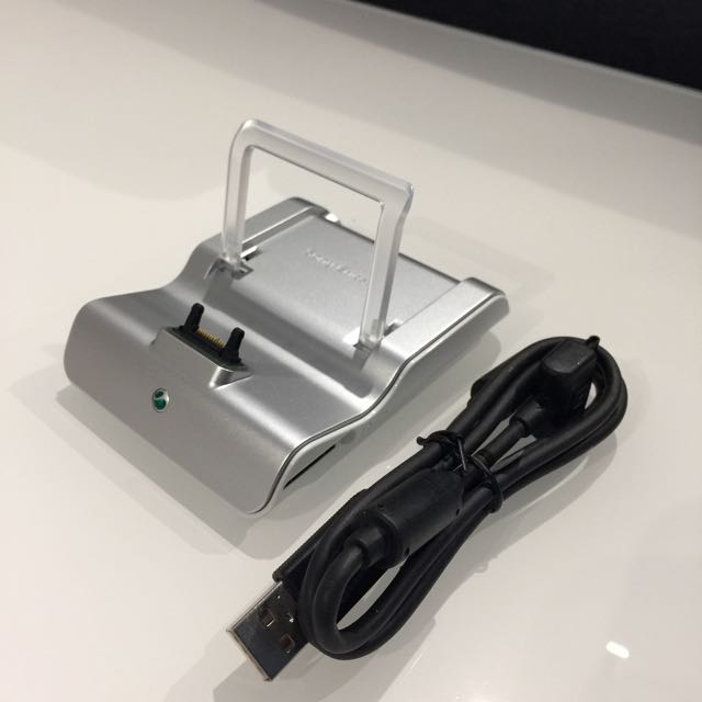 Sony Ericsson Docking Stand & Earphones Pack, 音響器材, 可攜式音響設備 - Carousell