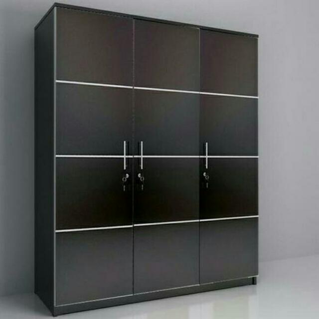 Lemari Kayu 3 Pintu, Perabotan Rumah di Carousell