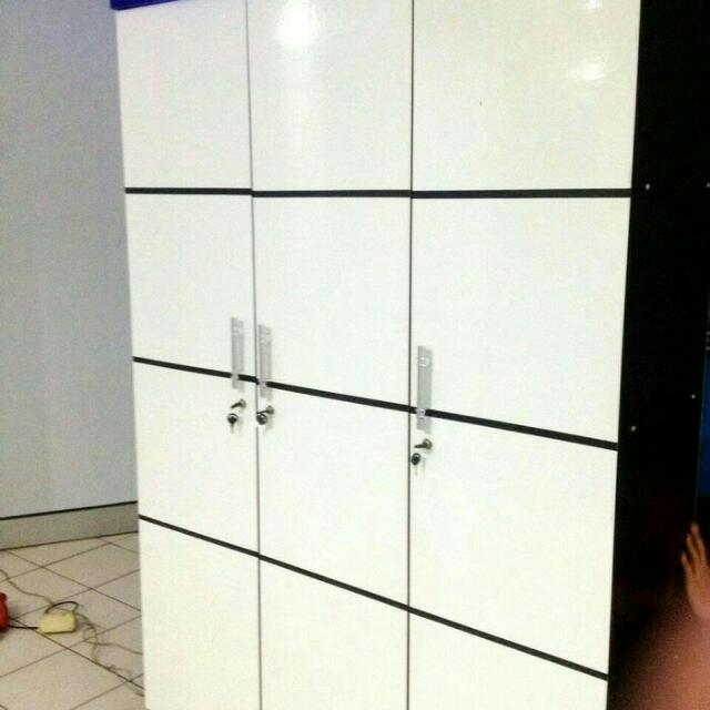 Lemari Kayu 3 Pintu, Perabotan Rumah di Carousell