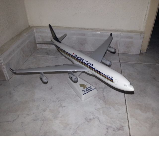 Flight Miniatures Singapore Airlines A340-300E, Toys & Games, Bricks ...