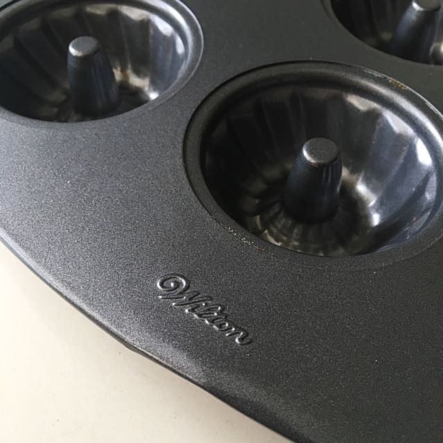 WILTON 12 HOLES MINI BUNDT FLUTED CAKE PAN, Kitchen & Appliances di ...