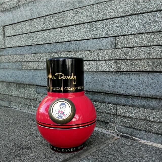【MarsC】1970年代Mr. Dandy紅黑色壓克力香菸收納音樂盒.煙盒, 書籍、休閒與玩具, 文具、藝術、手工藝, 畫、印刷品在旋轉拍賣