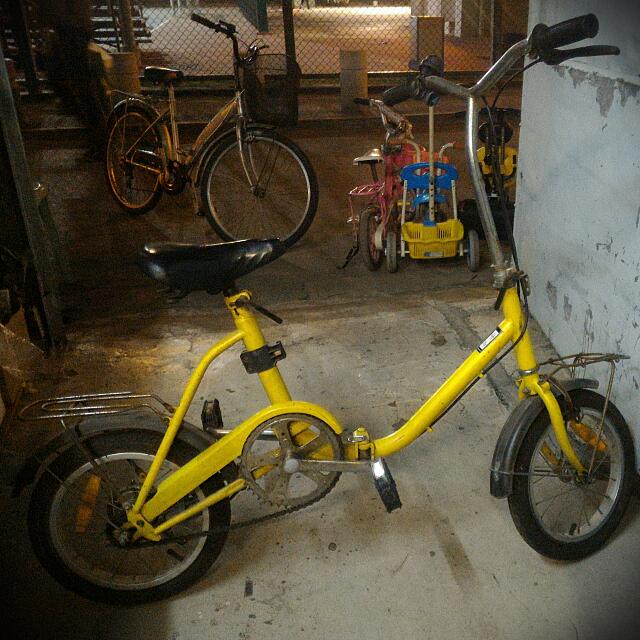 14" Yellow Folding Bike 14吋簡單摺車仔, 運動產品, 單車及配件, 單車 - Carousell