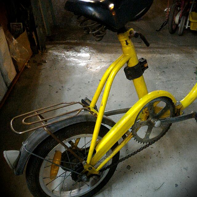 14" Yellow Folding Bike 14吋簡單摺車仔, 運動產品, 單車及配件, 單車 - Carousell