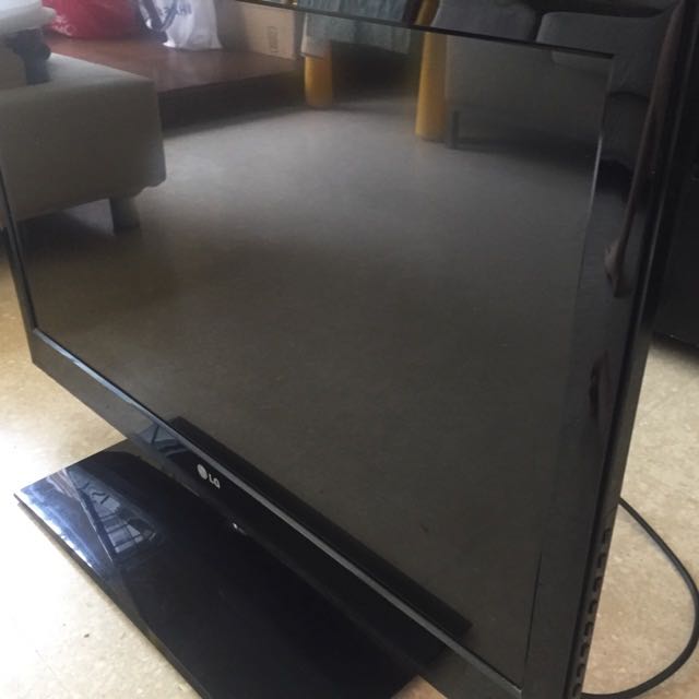 LG 32" LCD TV, TV & Home Appliances, TV & Entertainment, TV on Carousell