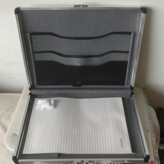 SYMNOVA Aluminum Frame Portfolios Made in Taiwan, 興趣及遊戲, 手作＆自家設計, 文具及工藝 ...