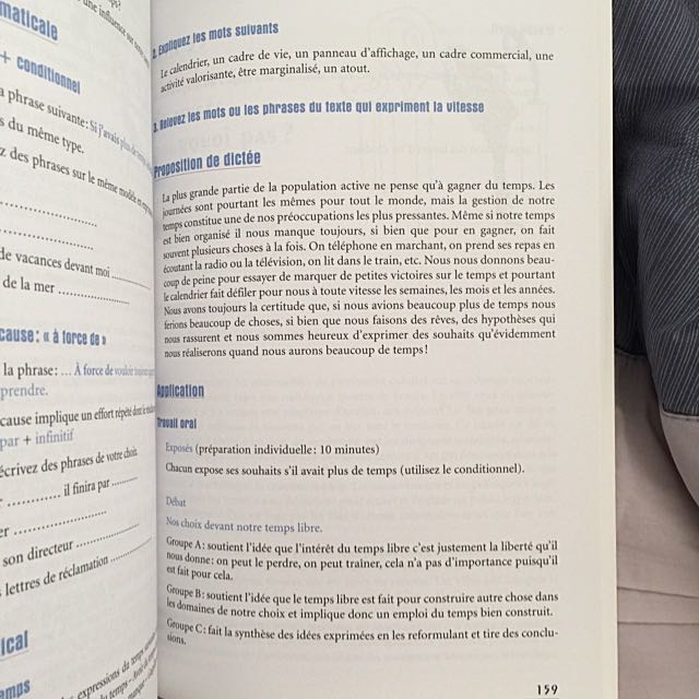 French Learning Book Le Français Par Les Textes 2, Hobbies & Toys ...