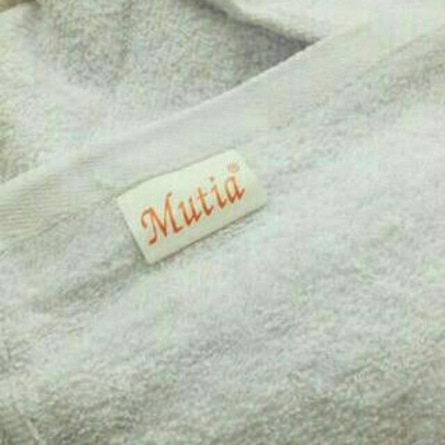 Handuk Mutia Jumbo Putih Polos, Perabotan Rumah di Carousell