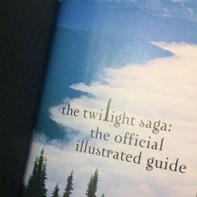 The Twilight Saga: the official illustrated guide, Hobbies & Toys ...
