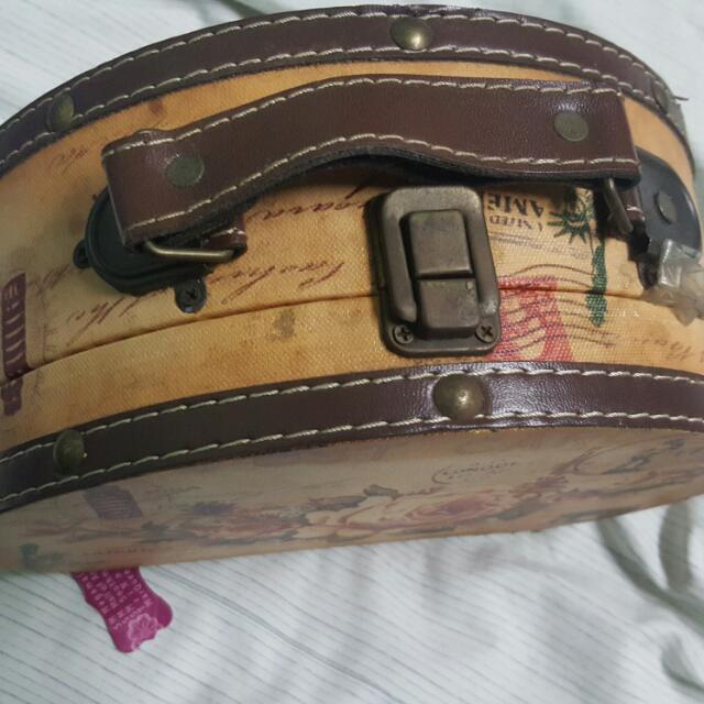 Vintage Kit, Women's Fashion, Bags & Wallets, Beach Bags on Carousell