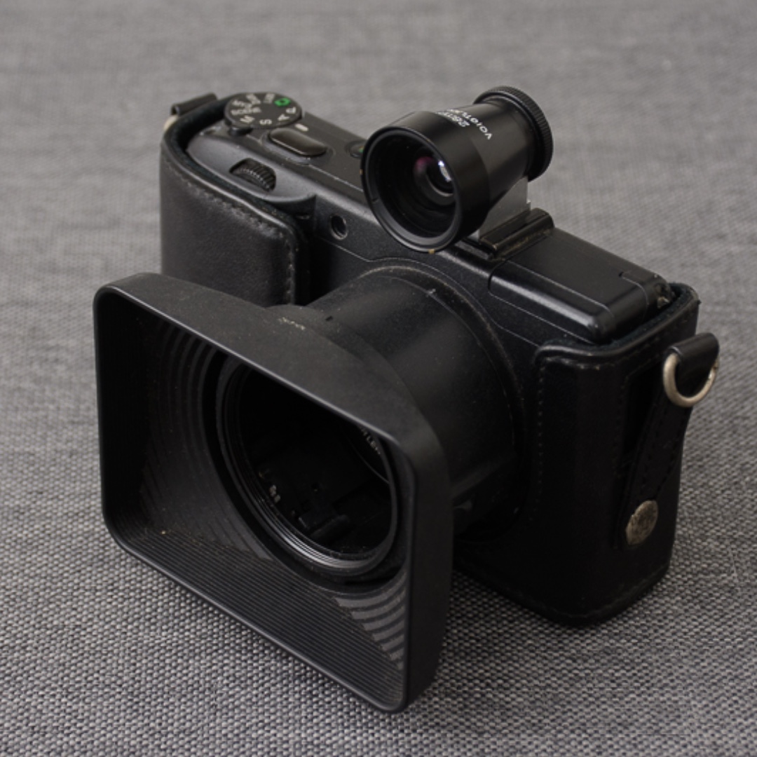 Ricoh GRD3 Camera Bundle with Case, Lens Hood, Adapter & Viewfinder ...