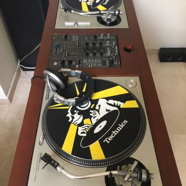 2 x Turntables Technics SL1200 MK2 + Pioneer Mixer + Custom Made DJ ...
