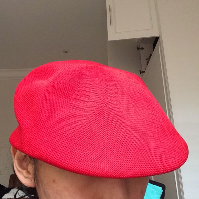 Red Flat Cap, Fesyen Wanita, Aksesoris di Carousell