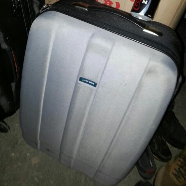 22 inch hand carry on into flight luggage, 22 吋行李箱，屯門交收, trade in tuen ...