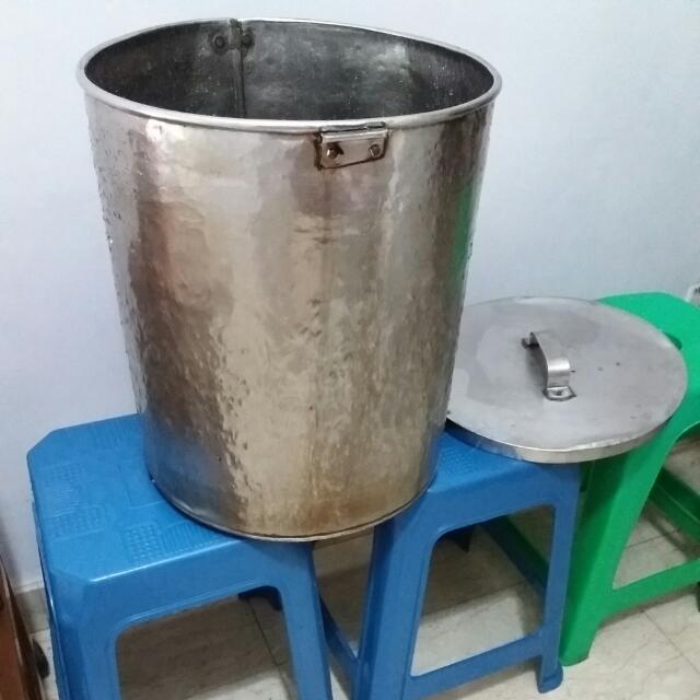 Vintage Big Metal Container and heavy duty fruit press, Hobbies & Toys ...