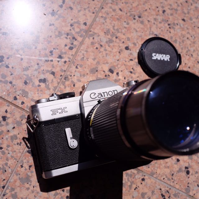 Canon FX with a Sakar MC Zoom 80-200mm f/4.5 Lens Vintage 35mm Film Camera, Photography, Cameras ...