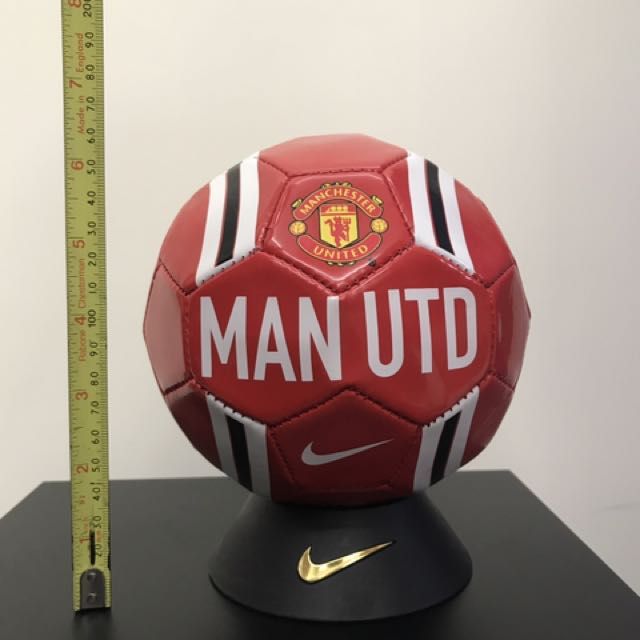 Nike Manchester United Mini Football, 興趣及遊戲, 收藏品及紀念品, 明星周邊 - Carousell