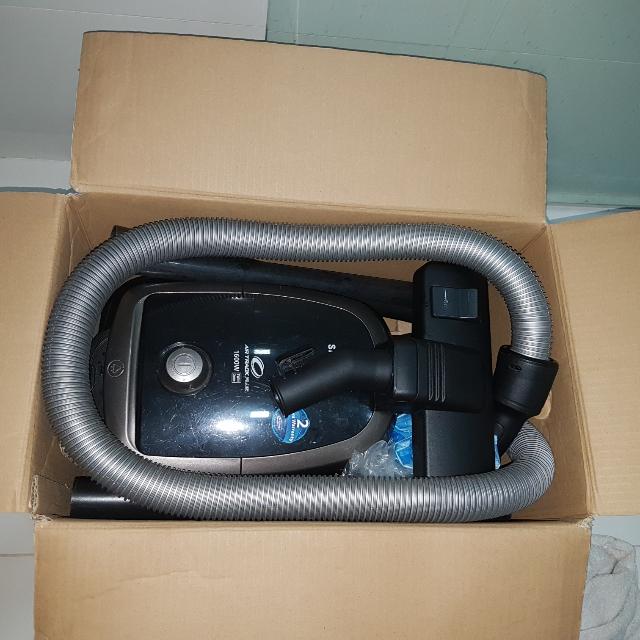 SAMSUNG 1600W Bagless Canister Vacuum Cleaner (Model SC4710) - Used, TV ...