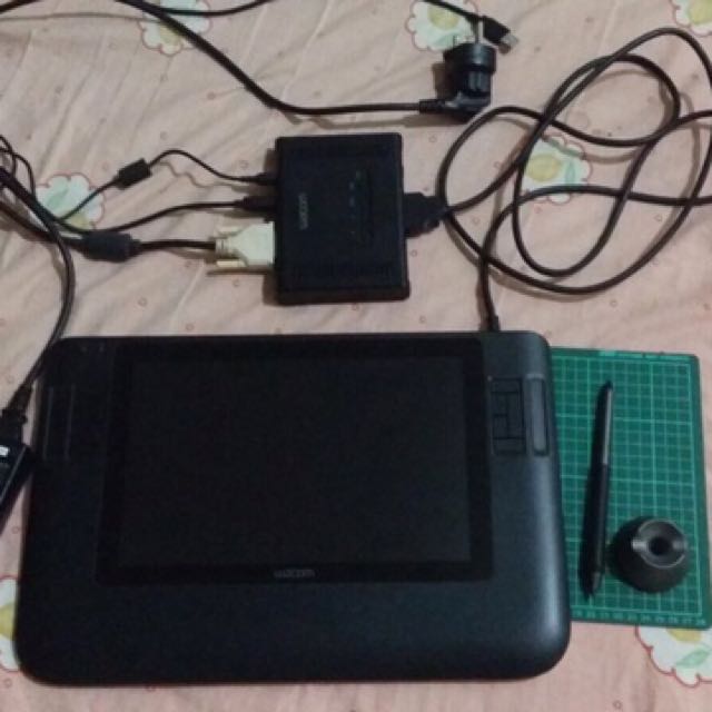 Wacom Cintiq 12WX 12-Inch Pen Display, Electronics, Computer Parts ...