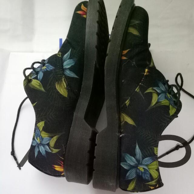 Dr. Martens LESTER, Women's Fashion, Footwear, Boots on Carousell