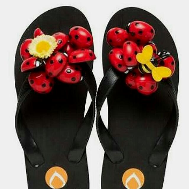 Hotflops, Women's Fashion, Footwear, Slippers and slides on Carousell