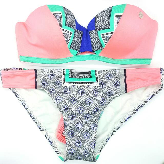 ROXY Mod Tribal Bandeau Bikini on Carousell
